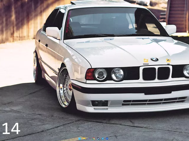 Живые обои Красная BMW E34 скачать на VSThemes.org